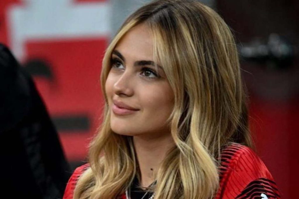 Piscina rovente: lady Tonali incontenibile in costume - MilanWeb.it