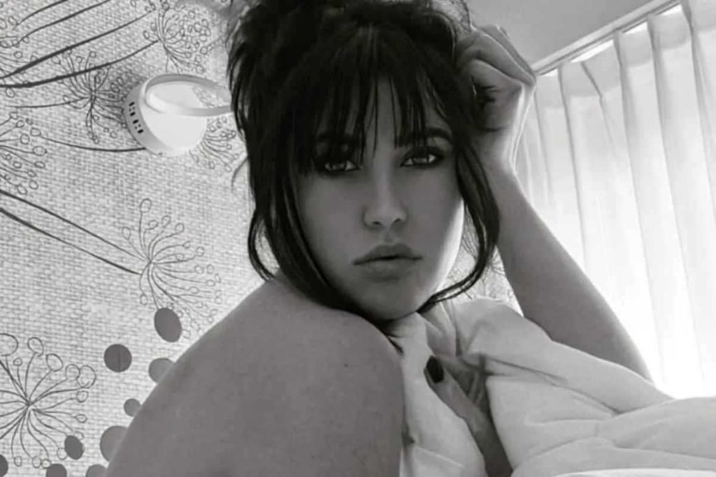 La camicia si apre: Claudia Ruggeri resta in intimo piccante - MilanWeb.it