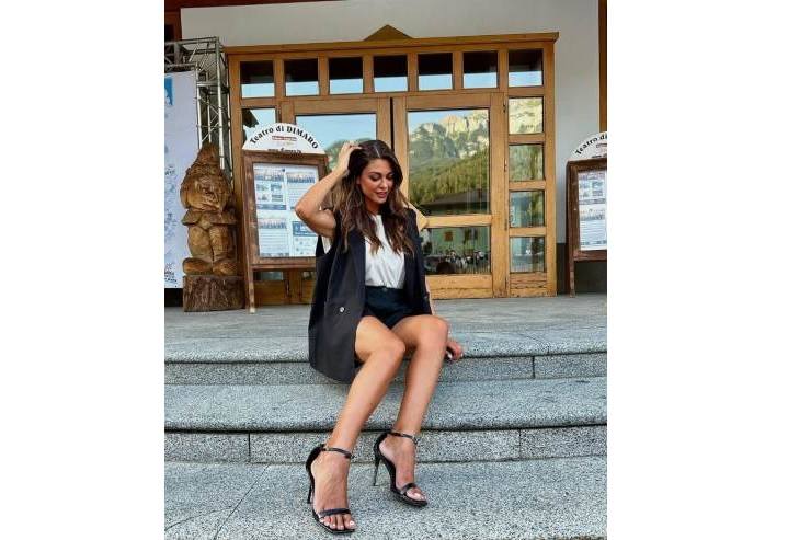 Gonna e tacchi da capogiro: Jolanda toglie il fiato - MilanWeb.it