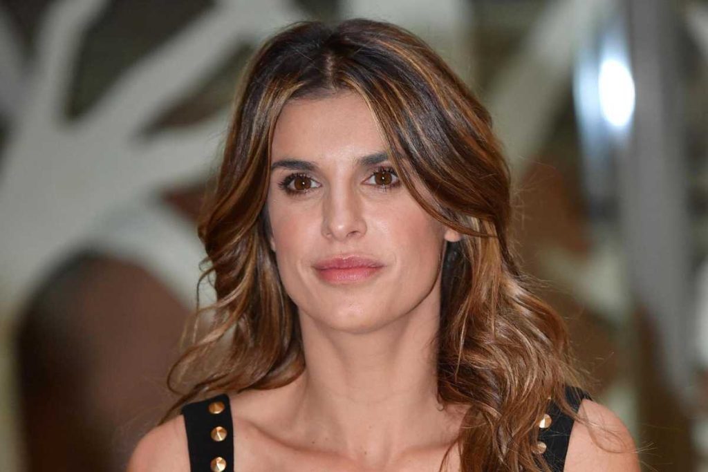 Elisabetta Canalis senza freni: la scollatura è da togliere il fiato - MilanWeb.it