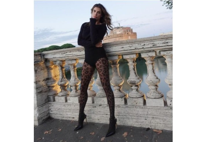 Solo un body addosso, Canalis rovente per le vie di Roma: traffico in tilt