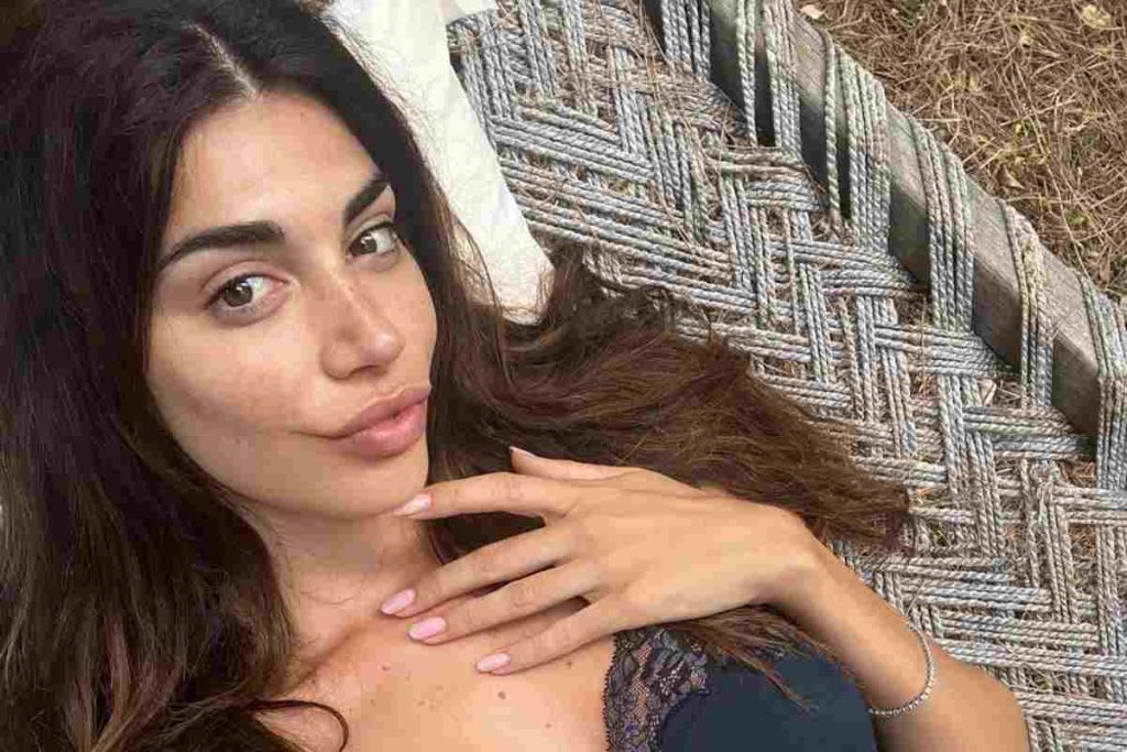 Posa e gambe da urlo: Fabrizia Santarelli fa sognare (FOTO) - MilanWeb.it